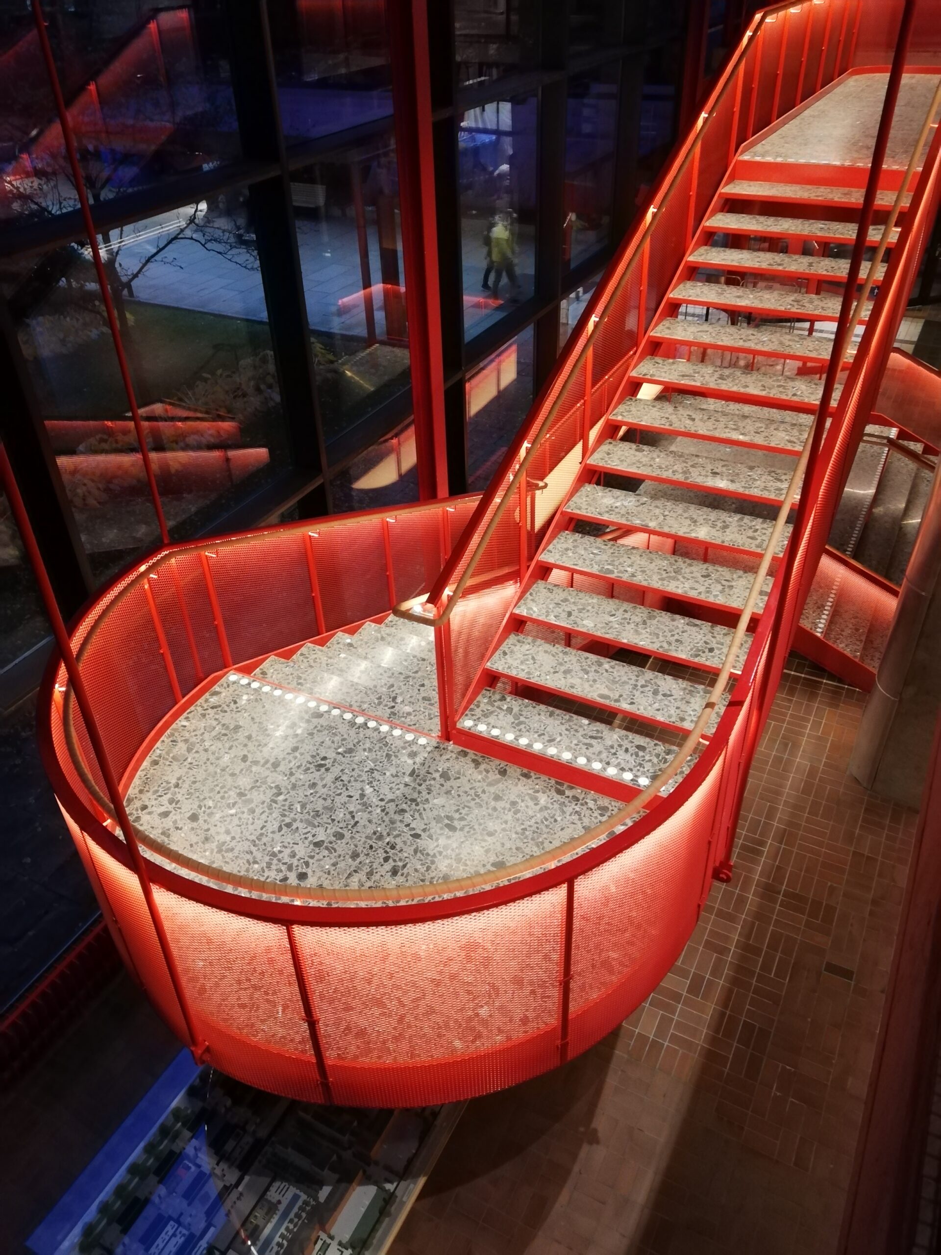 Marble agglomerate stairs, a winning choice for every type of space